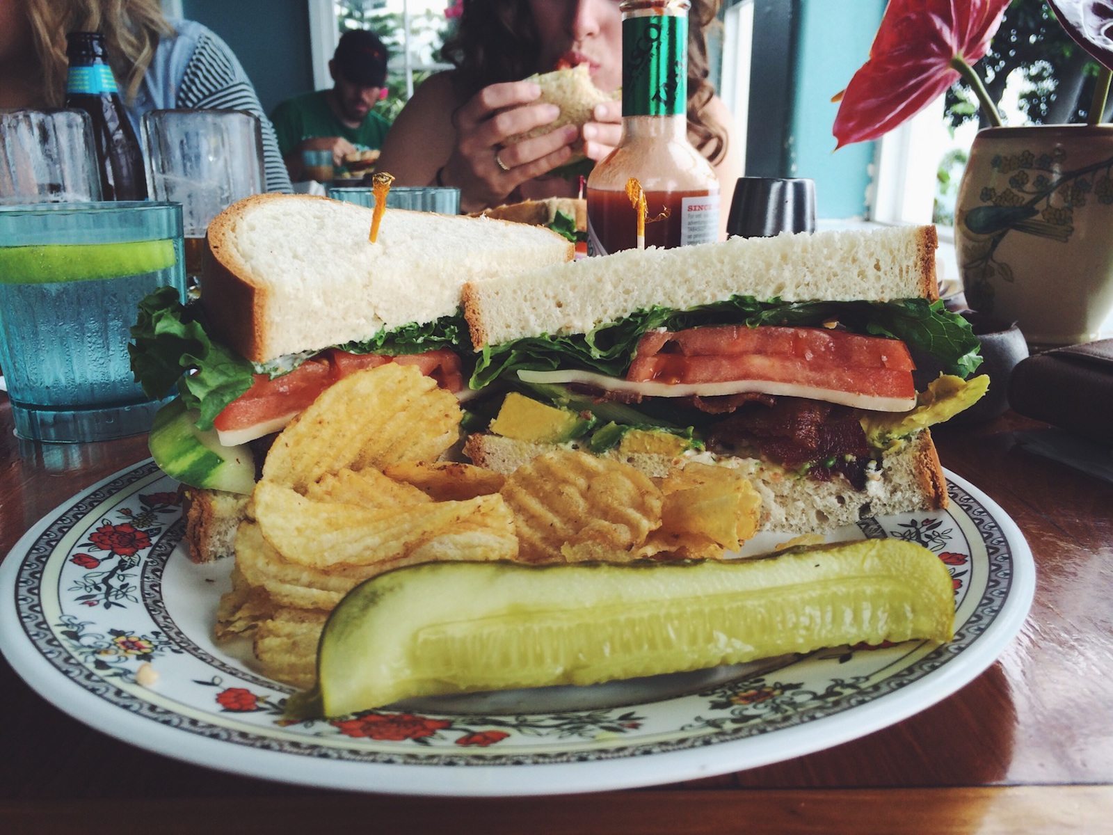 My Favorite Places to Eat in Kona - Darling Magazine